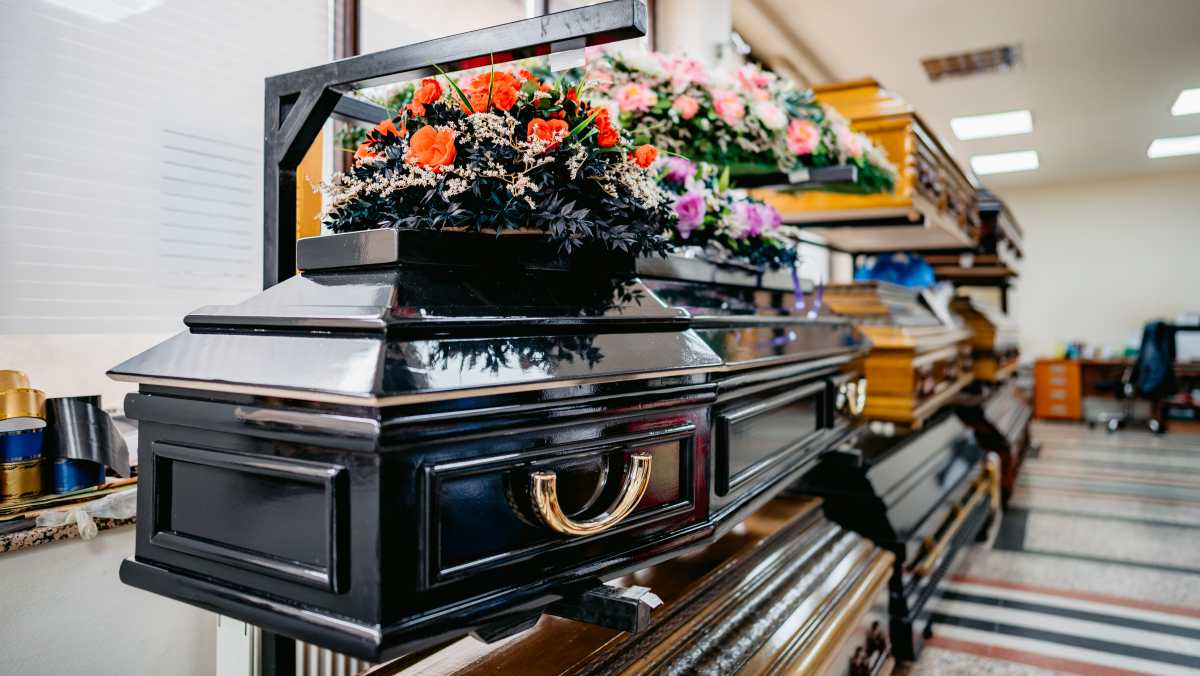 Casket or Coffin? What's the difference and How to Choose - FanerySue ...